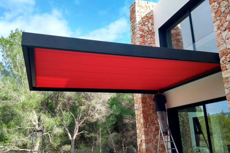 Toldo veranda integrado en voladizo en Son Vida - Roselló
